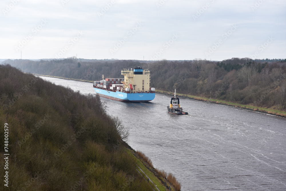 Containerschiff Laura Maersk wird von einem Schlepper im Nord-Ostsee-Kanal begleitet Stock Photo ...