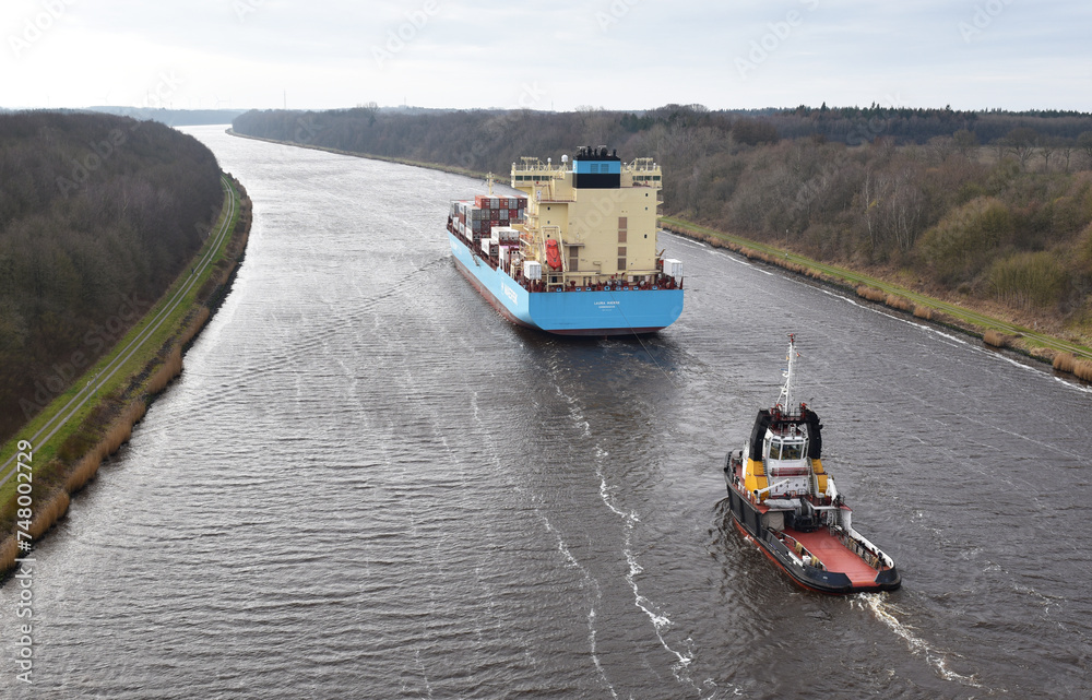 Containerschiff Laura Maersk wird von einem Schlepper im Nord-Ostsee ...