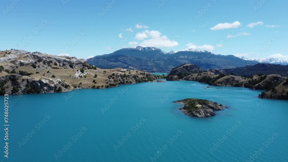 Vidéo Stock The camera slowly moves over rocky islands on the pale blue ...