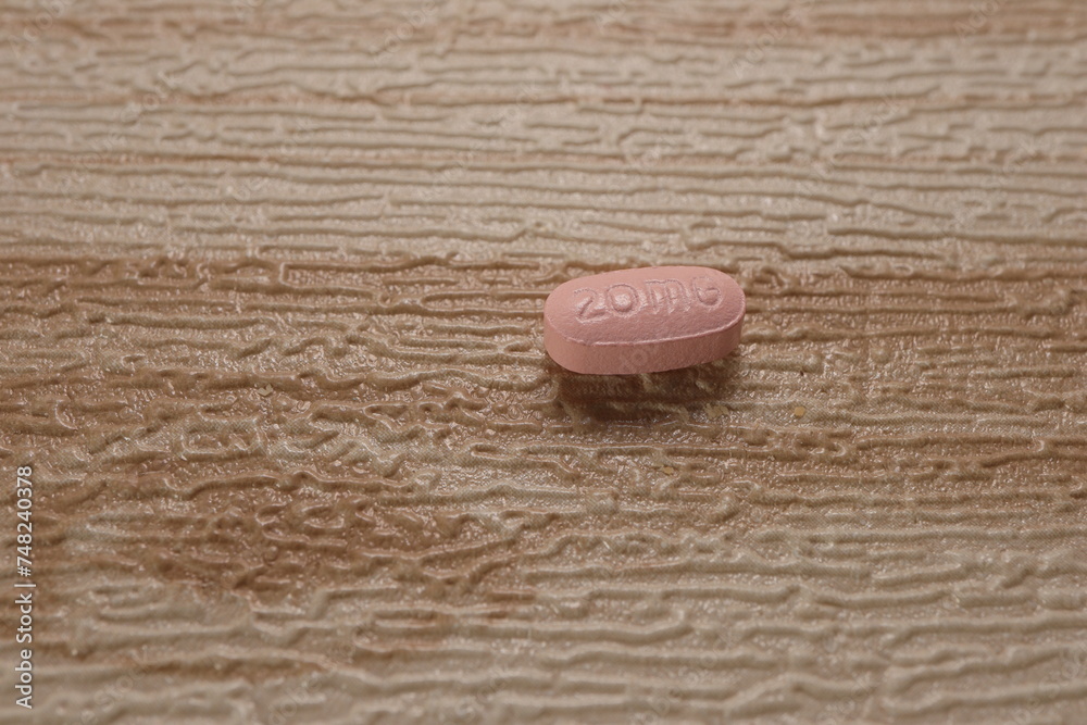 pastilla rosa automedicacion enfermo sanidad Stock Photo | Adobe Stock