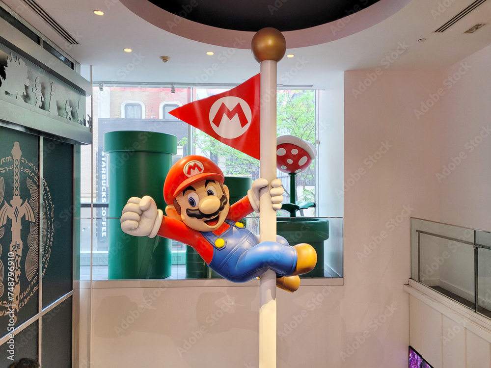 Nueva York, USA - May 15 2023: A life-sized statue of a Mario the video ...