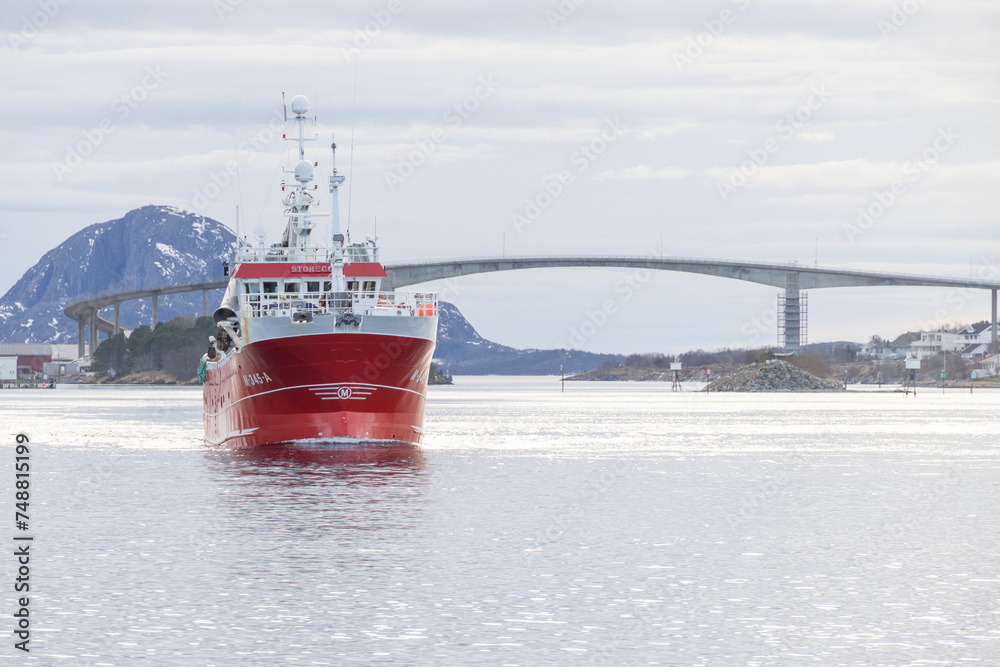 STOREGG is a Fishing Vessel and is sailing under the flag of Norway ...