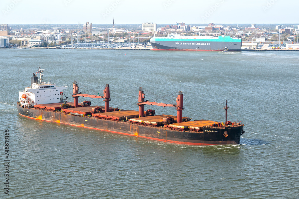 Foto de SMT Shipping Company general cargo ship Delta Pearl, with roll ...