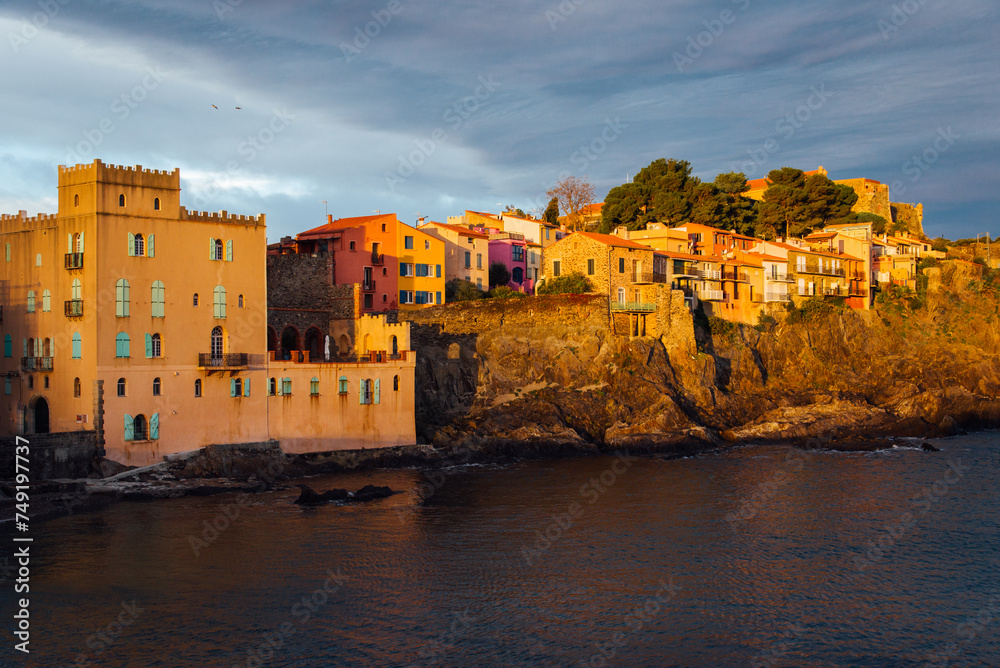 Village de Collioure. Lever de soleil sur le village de Collioure ...