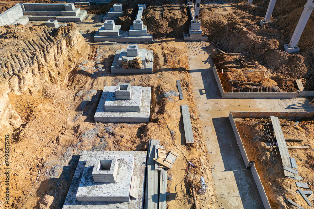 Monolithic reinforced concrete foundation for the construction of a ...