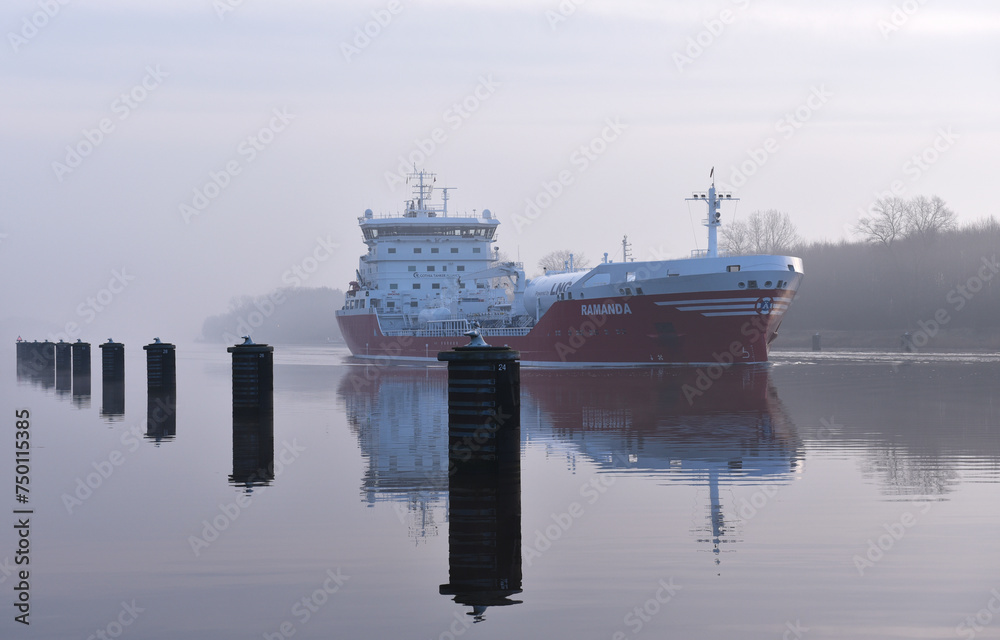 LNG Tankschiff Ramanda fährt bei Nebel im Nord-Ostsee-Kanal Stock Photo | Adobe Stock