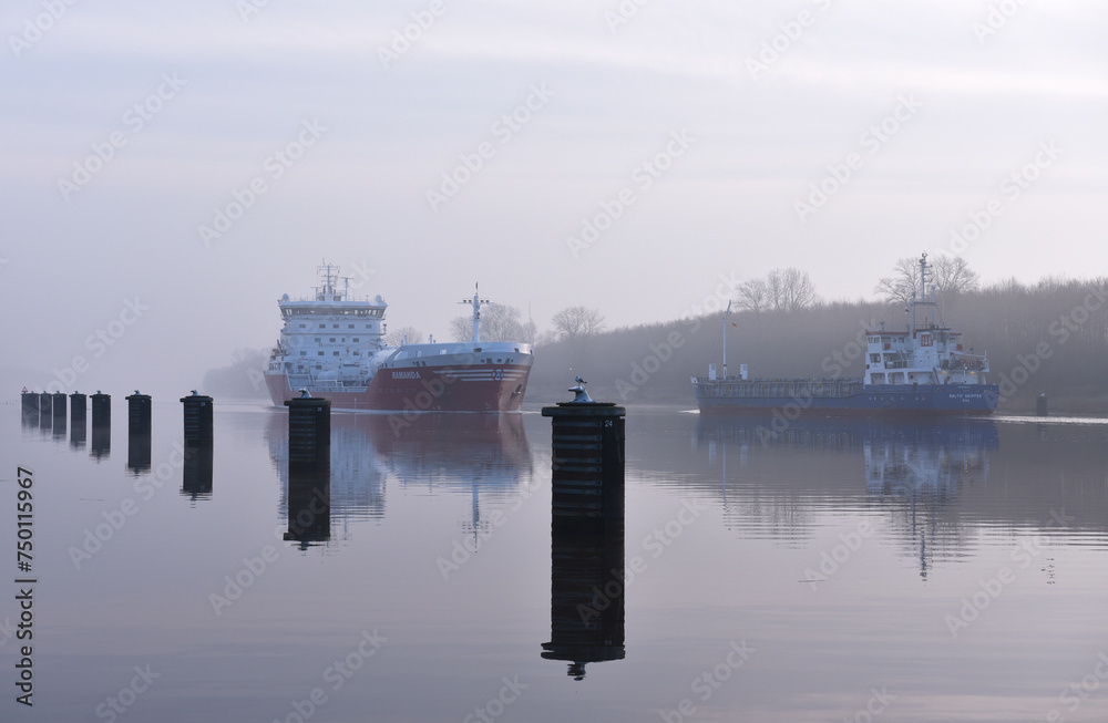 LNG Tankschiff Ramanda fährt bei Nebel im Nord-Ostsee-Kanal Stock Photo | Adobe Stock