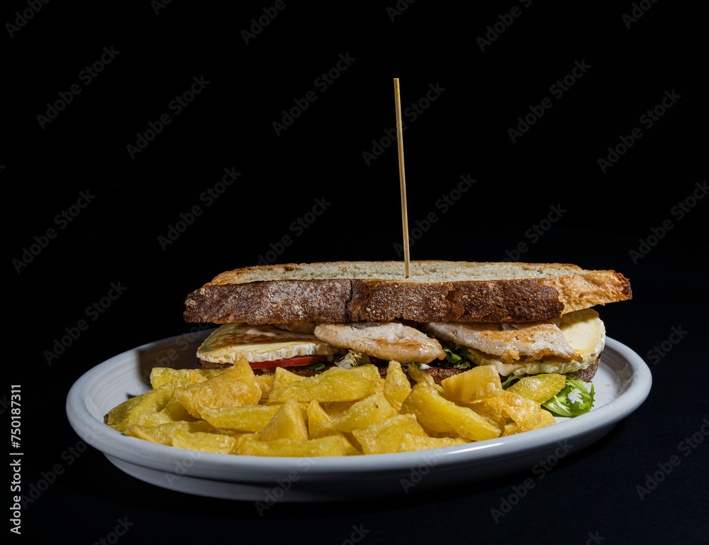 bocadillo con pan tostado de carne de pollo con patatas fritas Stock ...