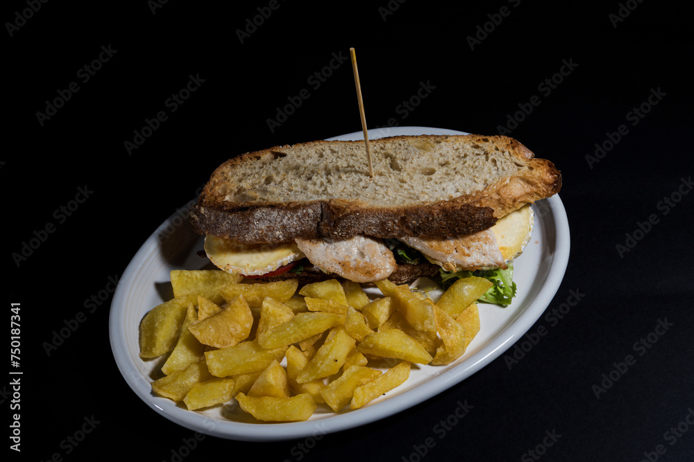 bocadillo con pan tostado de carne de pollo con patatas fritas Stock ...