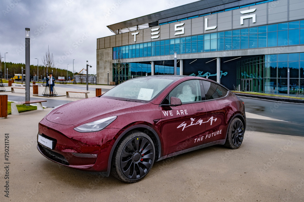 tesla model y midnight cherry red, Gigafactory Berlin-Brandenburg Tesla ...