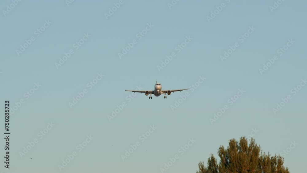 Vidéo Stock Airplane fly away though the blue sky. Large passenger ...