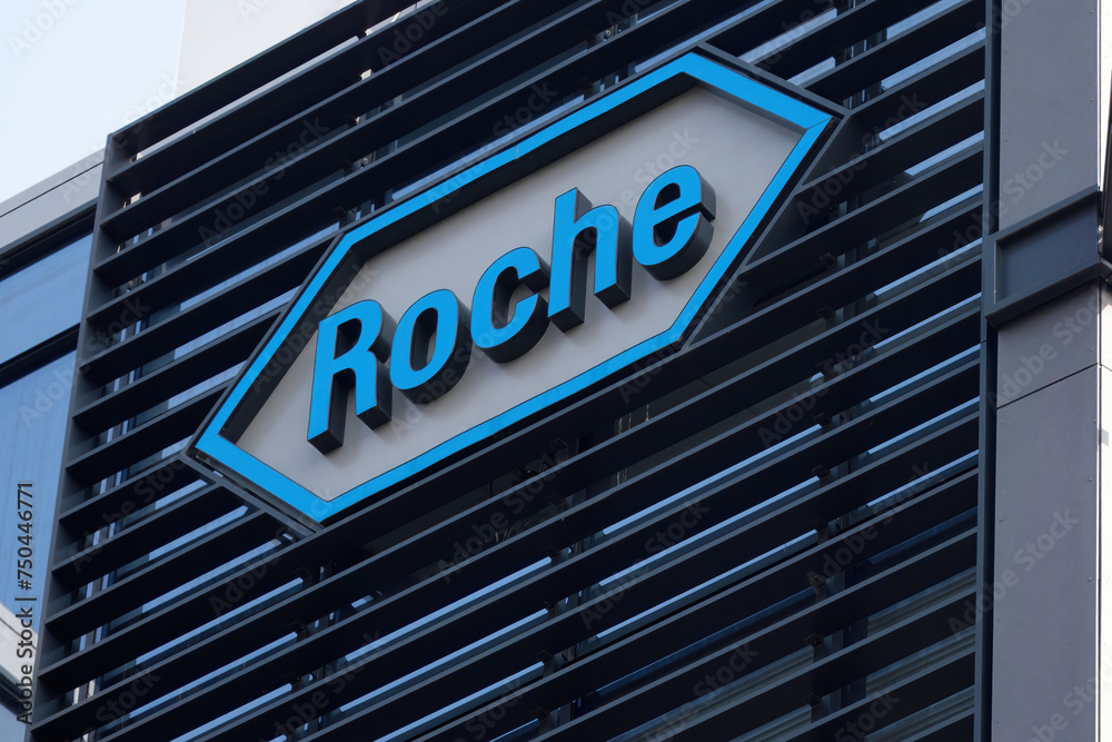 Foto de Roche logo, signage on the facade of Roche Polska office, Swiss ...