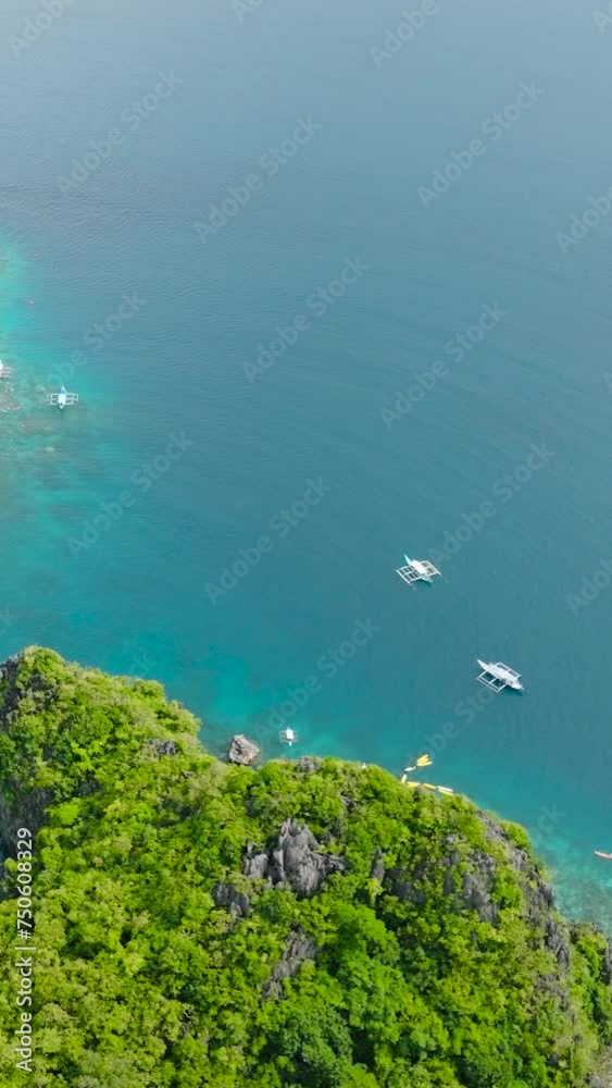 Boats and kayaks running over the sea water. Lagoons in Miniloc Island ...
