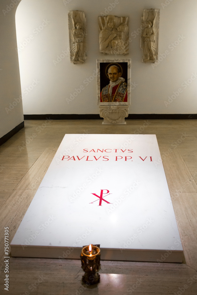 Tomb of Pope Paul VI in the Vatican grotto, located under St. Peter's ...