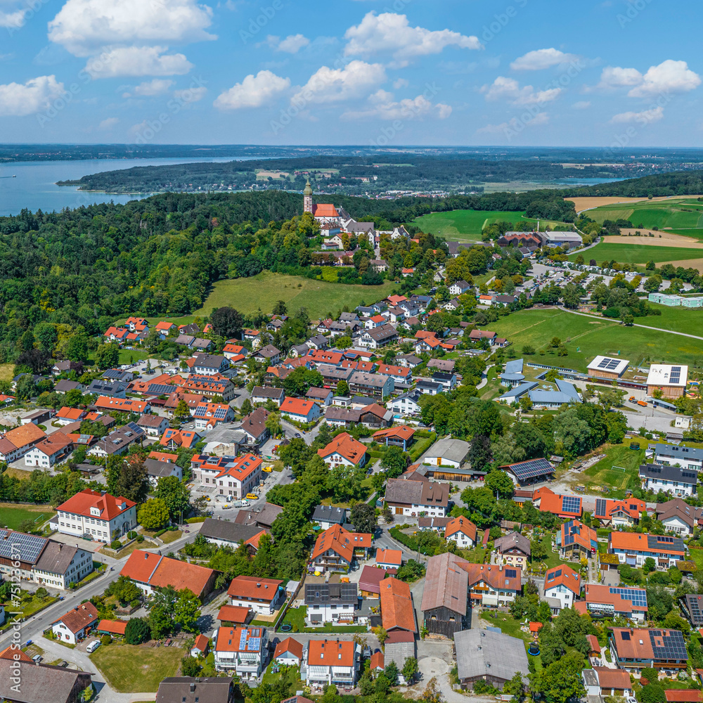 Die Gemeinde Andechs-Erling aus der Luft, Blick über den Ort zum ...