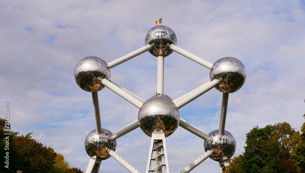 Atomium de Bruxelles en Belgique. Structure futuriste de 9 sphères en ...