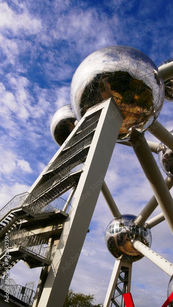 Atomium de Bruxelles en Belgique. Structure futuriste de 9 sphères en ...