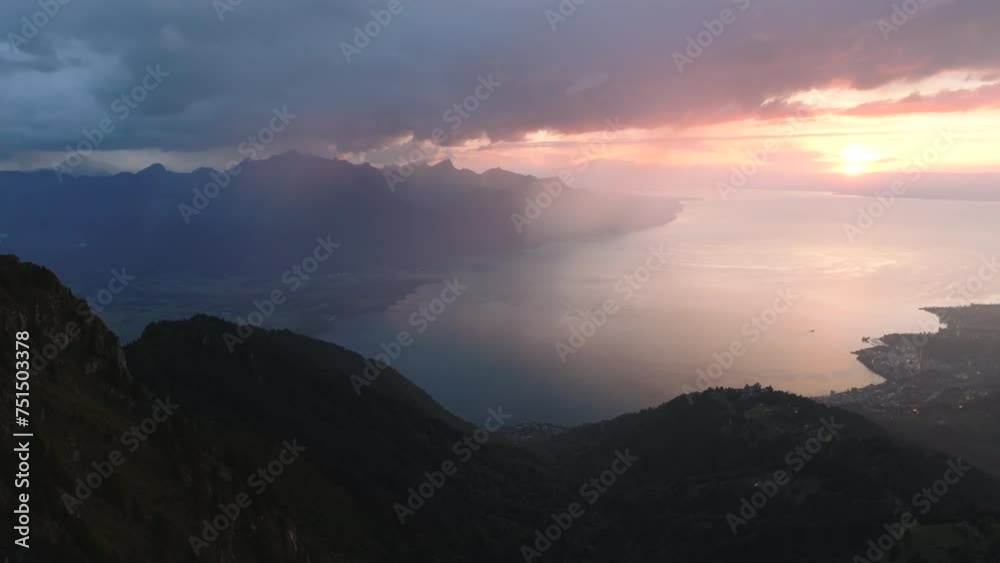 Vidéo Stock Coucher de soleil dans les Alpes Suisses, Survol ...