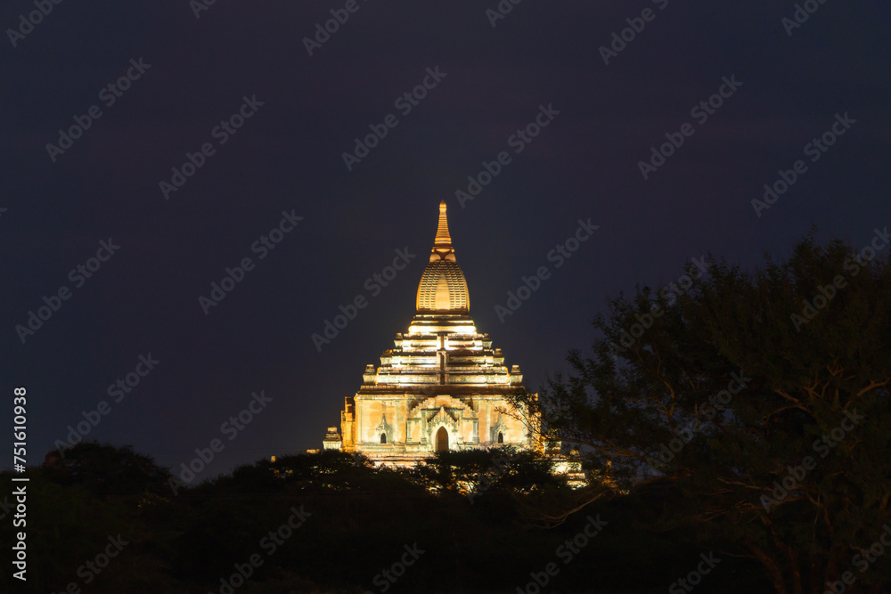 Foto de Burmese temples of Bagan City from a balloon, unesco world ...