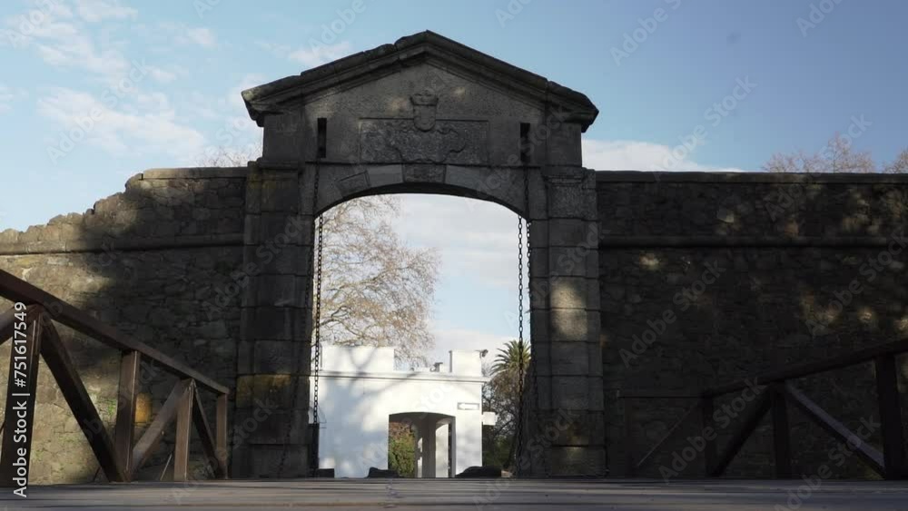 Vidéo Stock Wooden draw bridge and gate to the old town of Colonia del ...