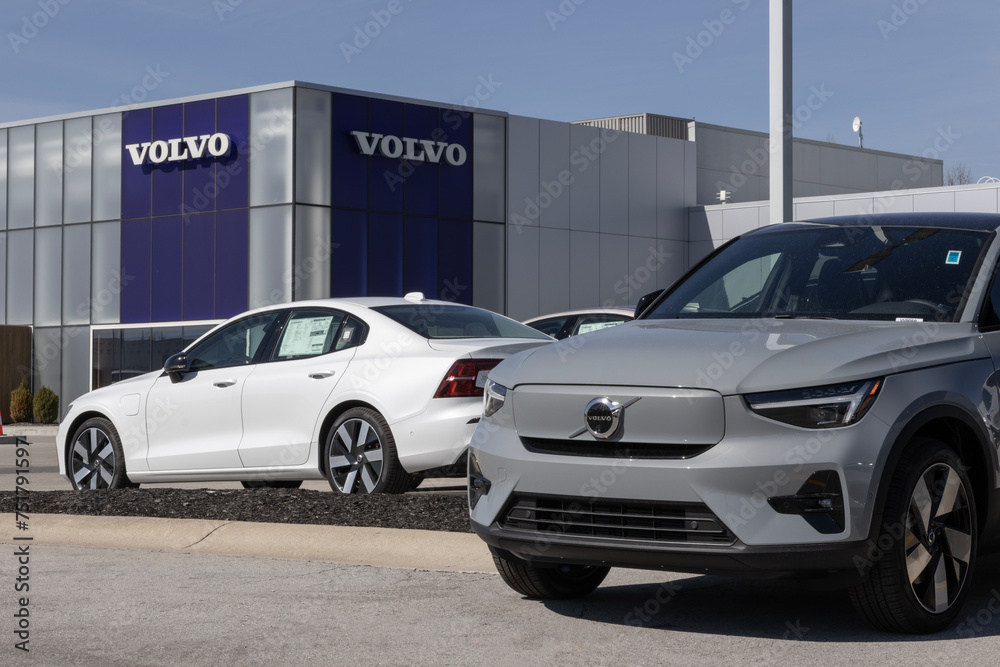 Volvo C40 Recharge and S60 Recharge display at a dealership. Volvo ...