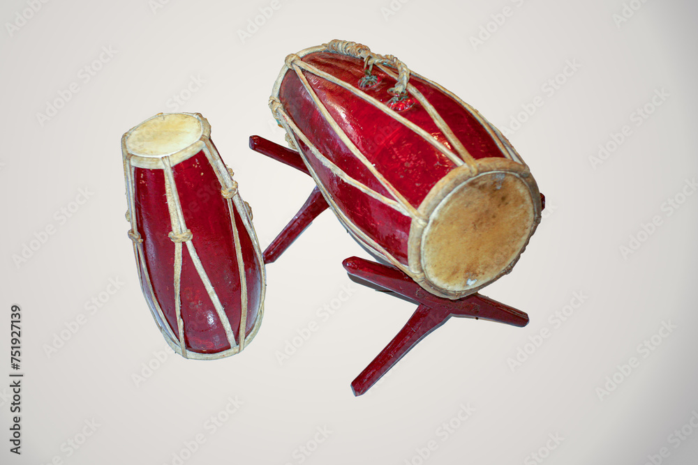 alat musik tradisional gamelan jawa. alat musik bernama kendang ...