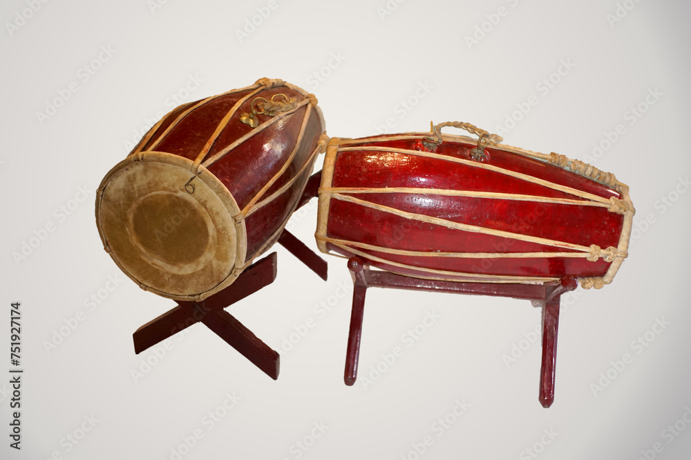 alat musik tradisional gamelan jawa. alat musik bernama kendang ...