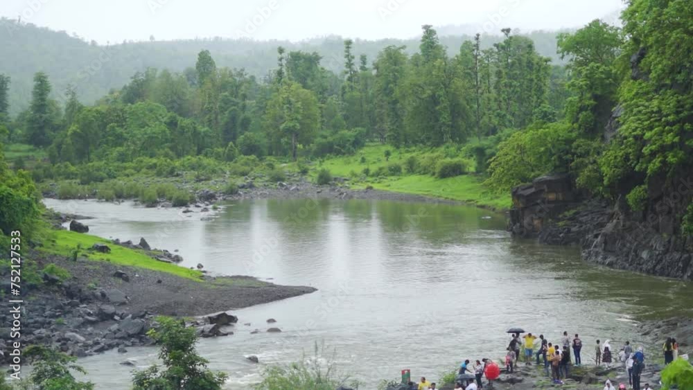 Stockvideo Landscape shot of River Ambika flowing in the middle of ...