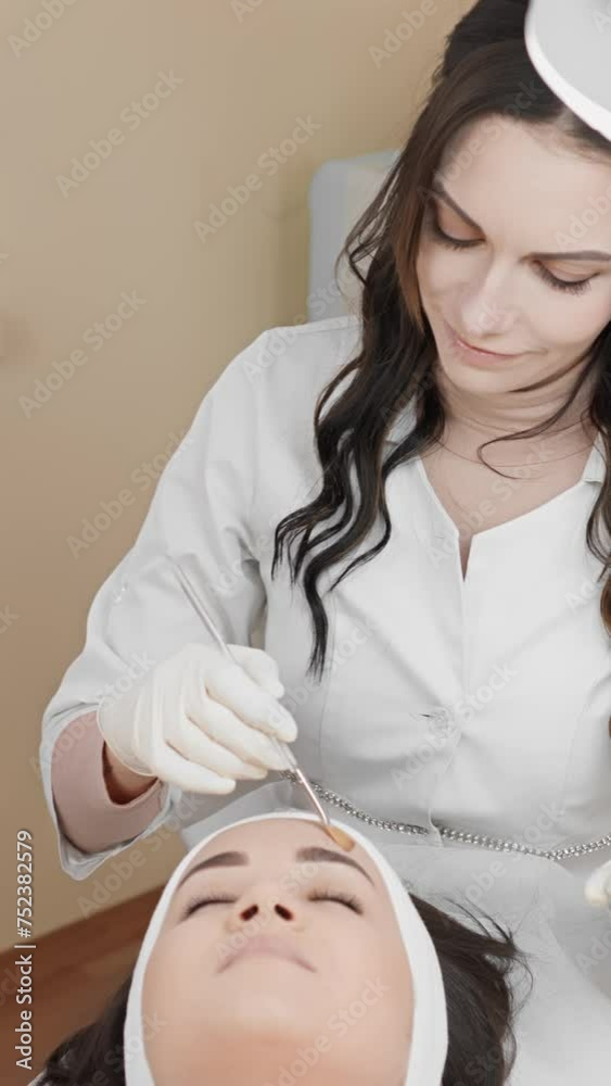 Vidéo Stock Peeling to improve skin tone: A procedure that helps to ...