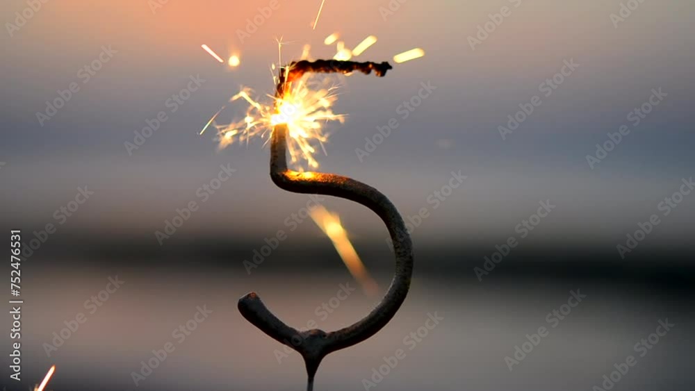 Vidéo Stock Sparkler in shape of number five 5 burning against backdrop ...