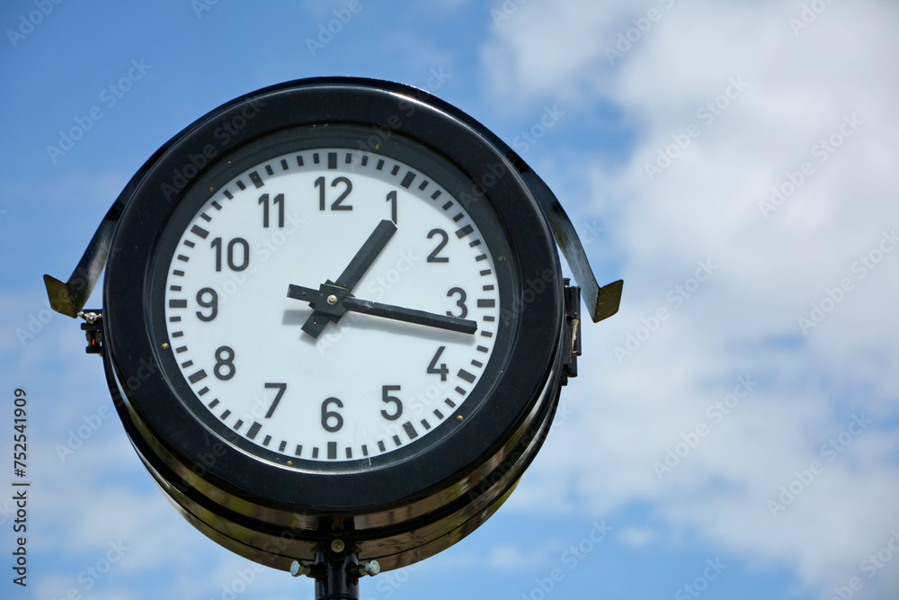 stary zegar kolejowy, stary zegar analogowy na tle błękitnego nieba ...