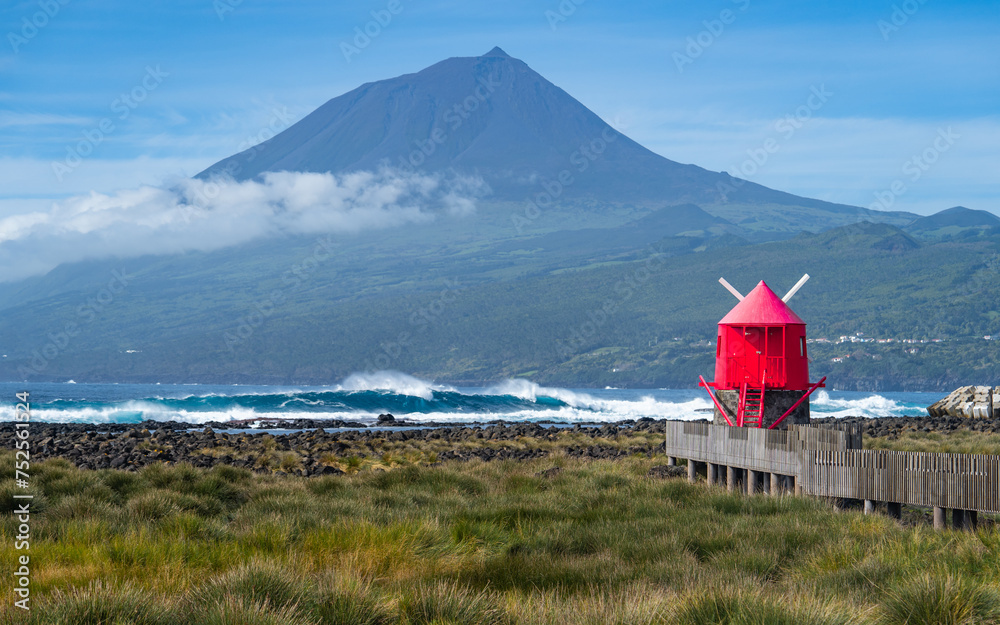 Foto de Amazing view of the coastline of Lajes Do Pico. The red ...