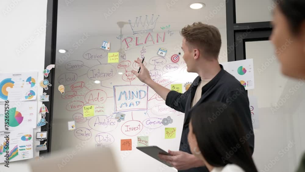 Vidéo Stock Professional male leader presents start up project with ...