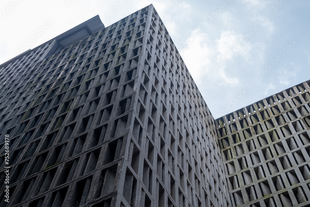 buildings that use special roster walls, to make them look futuristic ...