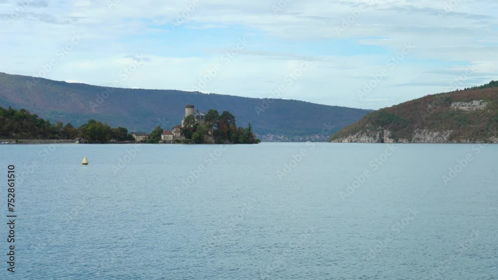 Vidéo Stock One of the largest and most pristine lakes in France, Lake ...