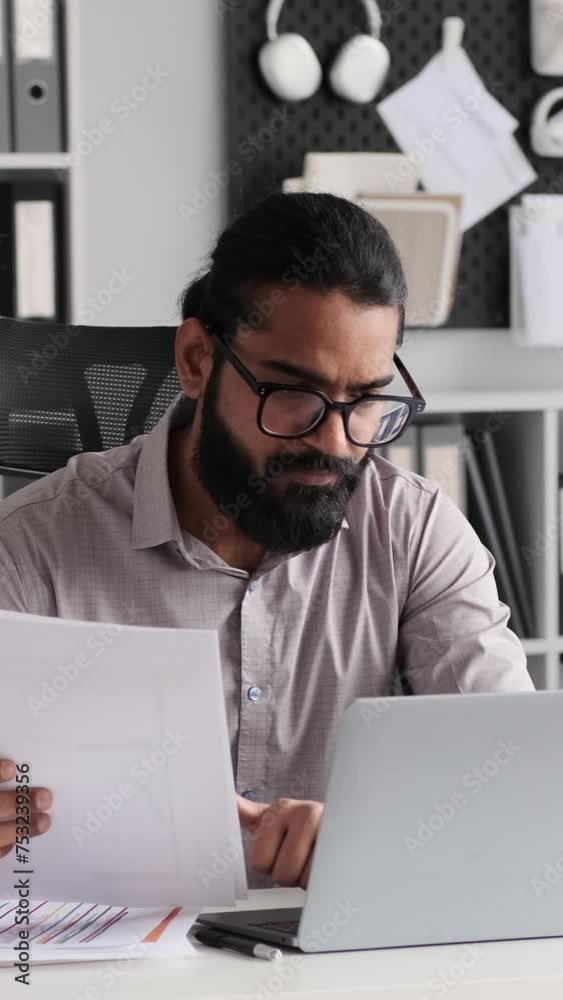 Vidéo Stock Indian businessman engages in focused work within an office ... Vidéo Stock Indian businessman engages in focused work within an office ...
