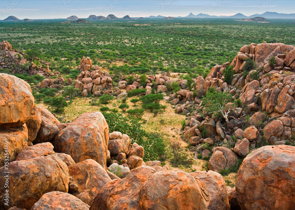 Afrika, Namibia, Omaruru, Farmland, Savanne, rote Felsen Stock Photo ...