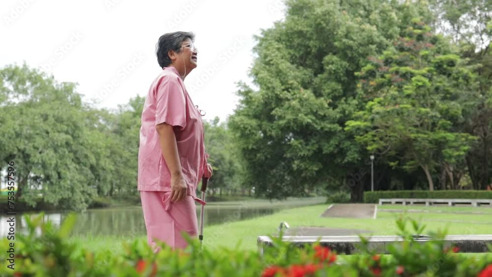 Vidéo Stock An elderly Asian female patient walks using a cane to ...