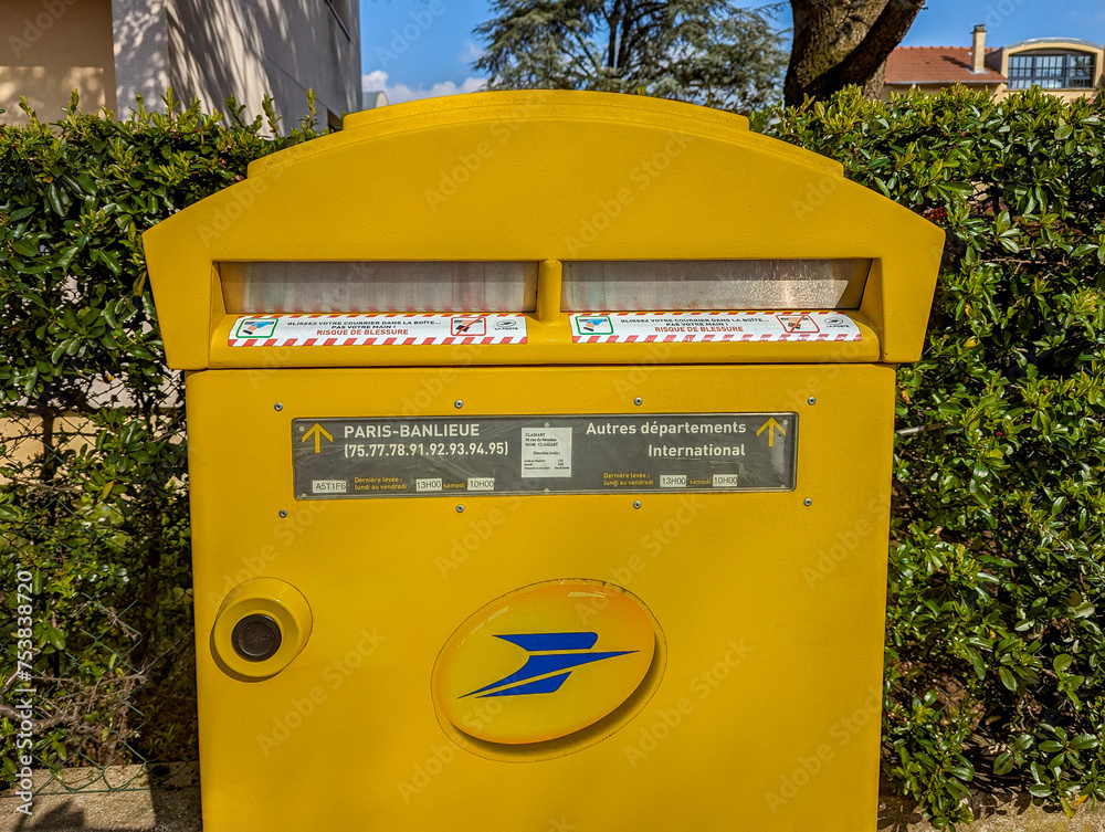 Foto de Clamart, France - 7 mars 2024: Boîte aux lettres publique de la ...