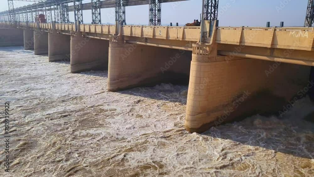 Vidéo Stock Dam at Sindh River in Pakistan at day time. dam releasing ...