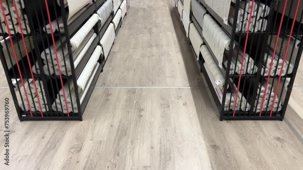 Vidéo Stock Rows of racks with unfolded rolls of wallpaper in a DIY ...