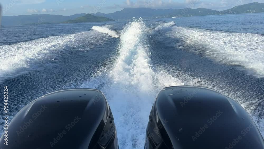 Vidéo Stock Waves from the engines of a high-speed boat. Rear view ...