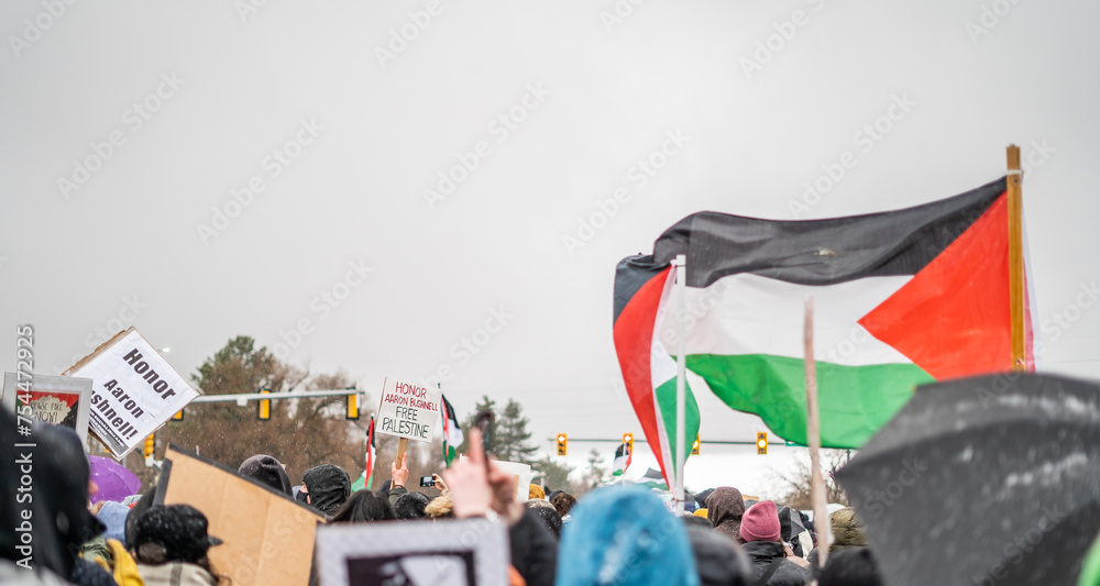 Foto de "Honor Aaron Bushnell" "Free Palestine" Signs and Palestinian ...