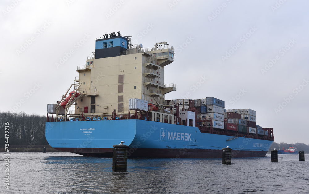Containerschiff Laura Maersk fährt durch den Nord-Ostsee-Kanal Stock ...