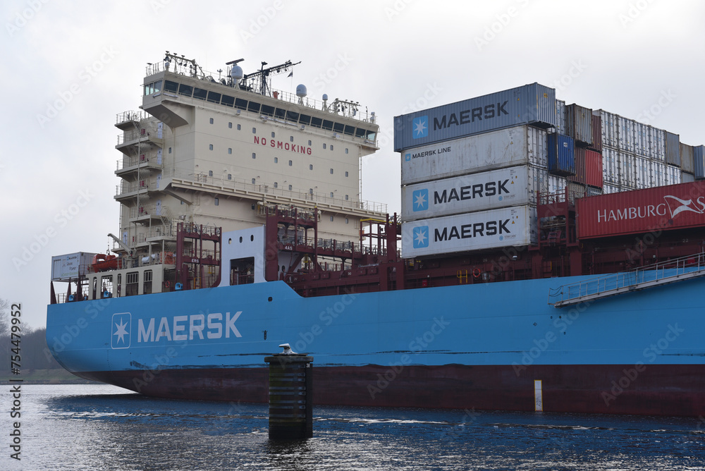 Containerschiff Laura Maersk fährt durch den Nord-Ostsee-Kanal Stock ...