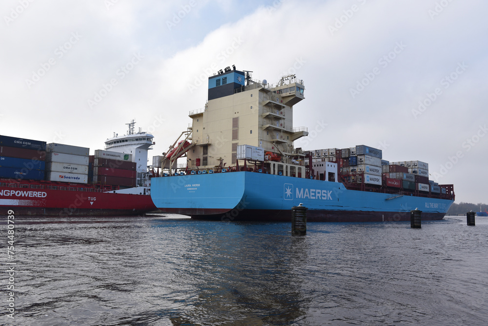Containerschiff Laura Maersk fährt durch den Nord-Ostsee-Kanal Stock ...
