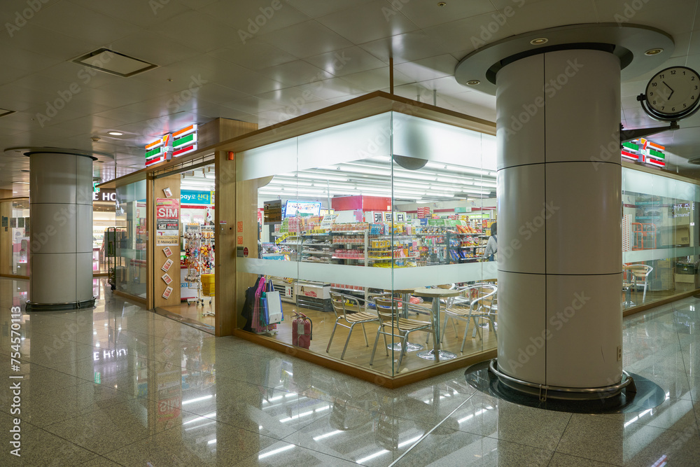INCHEON, SOUTH KOREA - JUNE 03, 2017: entrance to 7-Eleven convenience ...