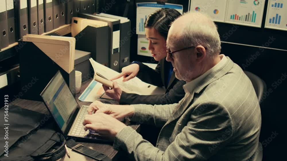 Vidéo Stock Detectives reenacting crime scenes based on archival ...