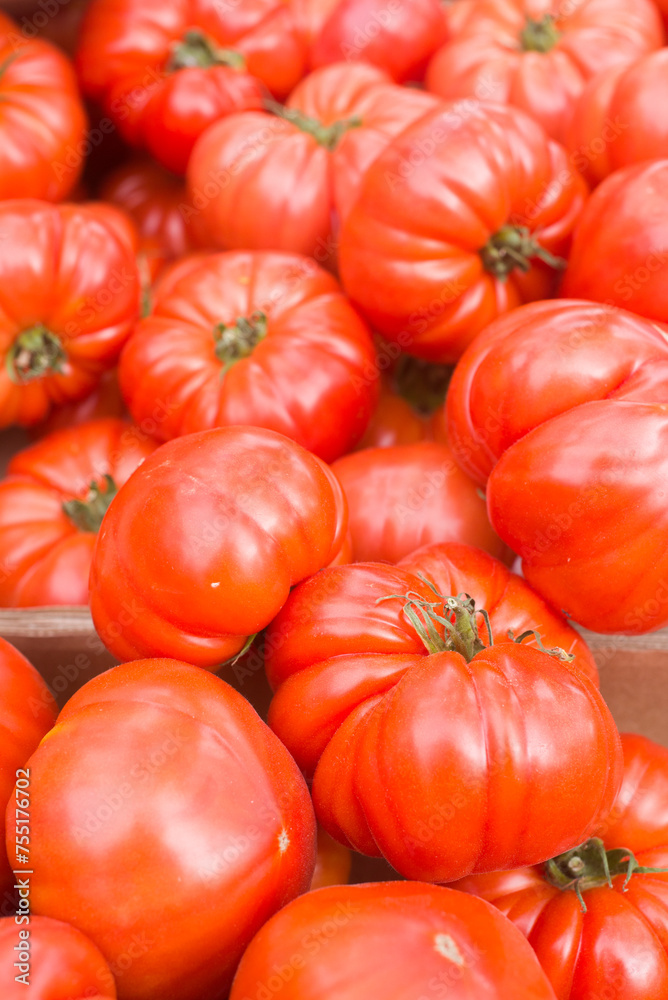 des tomates sur un étal de marché. Légumes frais sur un marché de ...