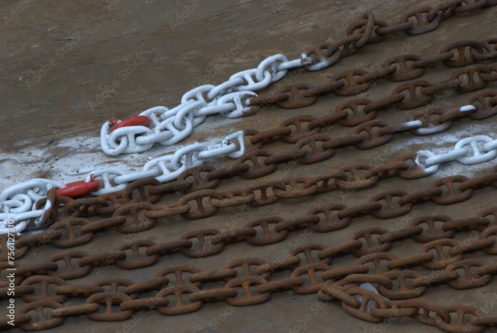 Barcos,cadenas,anclas,agua mar y oceanos todo para navegar. Stock Photo ...
